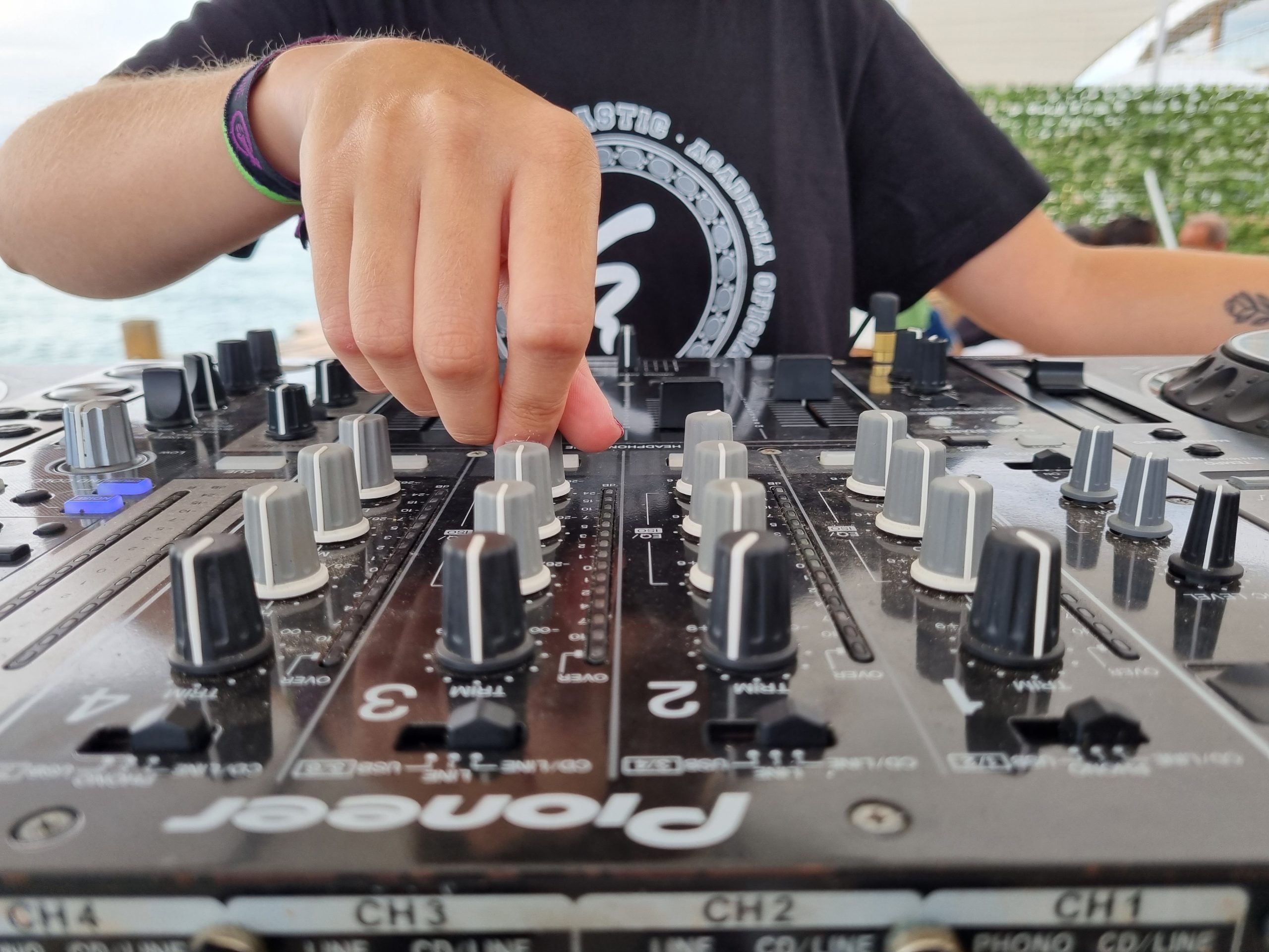 EL RENACER DEL DJ - Plastic Academia