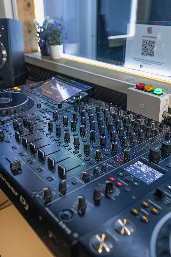 Curso de DJ Profesional - Plastic Academia