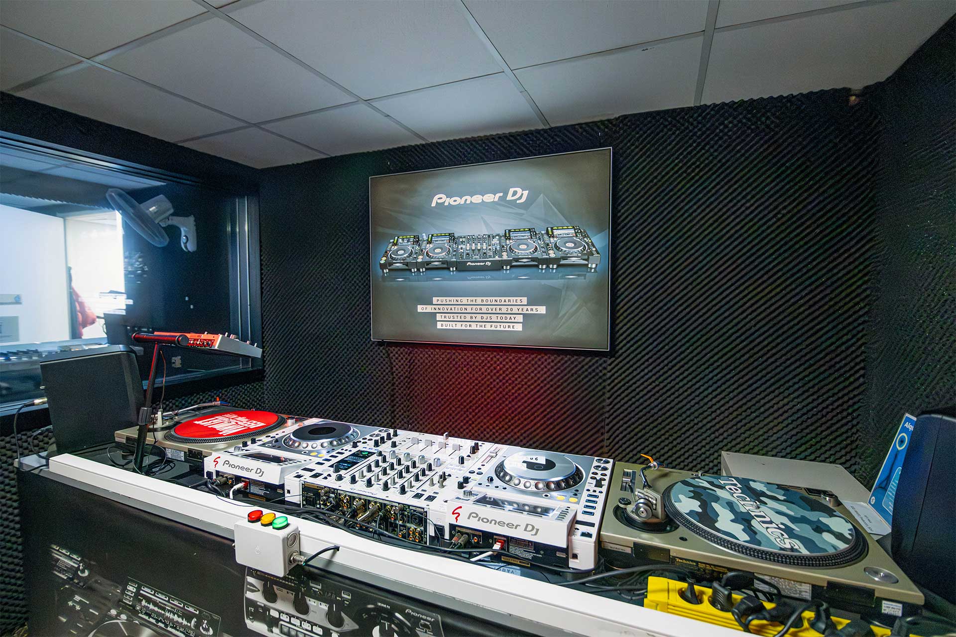 Curso de DJ Profesional - Plastic Academia